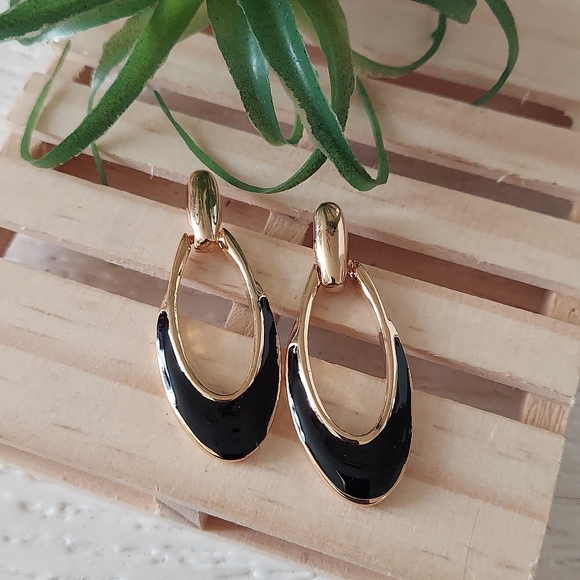 Jesi's Fashionz | Jewelry | E825 Black Gold Enameled Drop Earrings ...